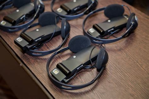 Наушники для синхронного перевода — особенности выбора и применения