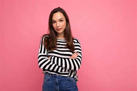 분홍색 배경에 고립 된 캐주얼 한 옷을 입은 긍정적 인 쾌활한 유행 여성의 초상화와 복사 공간 갈색 머리에 대한 스톡 사진 및 기타 이미지 Istock