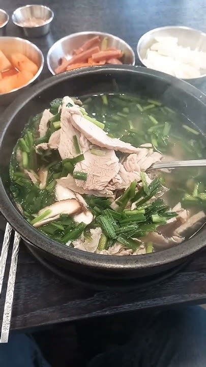 뜨끈한 밥과 고기가 가득 특 돼지국밥 한 그릇 쿰척 Youtube