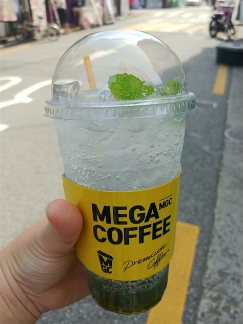 가성비 좋은 메가커피 청포도에이드 시원해요 뉴스트림