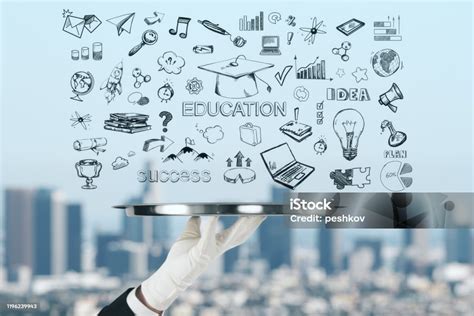 트레이와 웨이터의 손 위에 손으로 그린 기호와 단어와 교육 과 성공 개념 개념에 대한 스톡 사진 및 기타 이미지 개념 공부 교사 교육 관련 직업 Istock