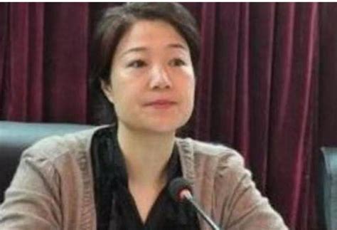 颜控”女贪官，想让她帮忙没有钱可以，只要长得好看就行了！ 搜狐大视野 搜狐新闻