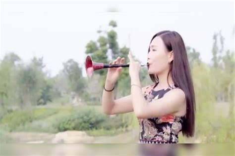 两个美女，唢呐演奏《狂浪》《真的好想你》曲美人漂亮！曲美人唢呐美女