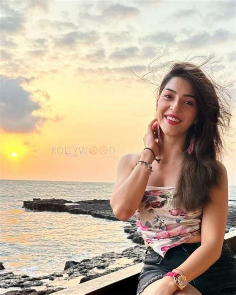 Mehreen Pirzada Sexy Holiday Pictures Kollywood Zone