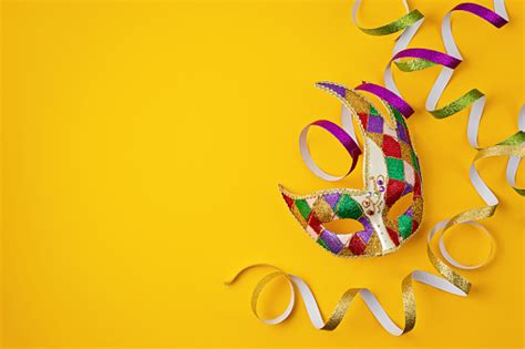 노란색 배경에 축제 화려한 마디 그라 또는 카니발 마스크와 액세서리 파티 초대 인사말 카드 베네치아 카니발 축하 개념 플랫 레이 상단 보기 복사 공간 사육제에 대한 스톡