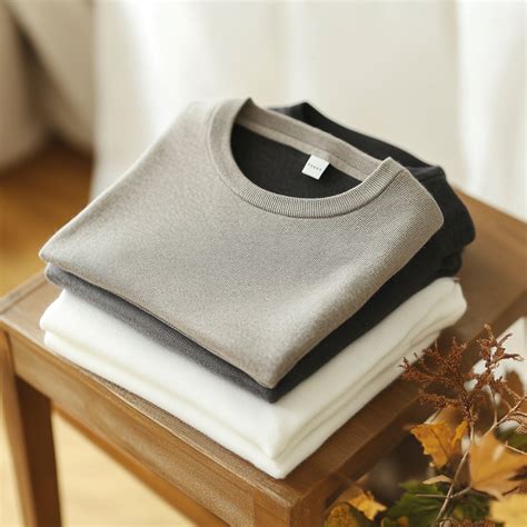 프렌치 시크 스타일의 티셔츠 가을과 겨울 시즌에 어울리는 톤 다운된 색상 팔레트 우아하고 절제된 디자인 부드러운 니트 소재의 질감 미니멀한 패턴과 세련된 실루엣