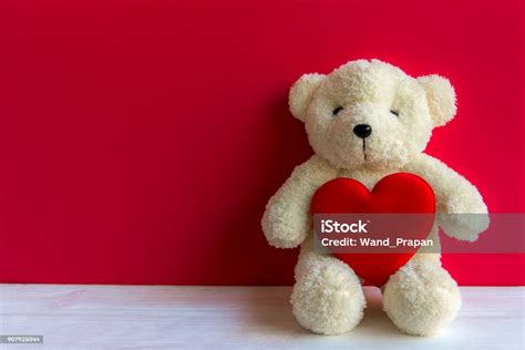 오래 된 나무 복사 공간 빨간색 배경에 붉은 마음으로 귀여운 테 디 베어 발렌타인 개념 밸런타인데이에 대한 스톡 사진 및 기타 이미지 밸런타인데이 테디 베어 곰