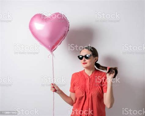 밝은 배경에 심장 모양의 풍선을 가진 아름 다운 젊은 여자 발렌타인 데이 개념입니다 갈색 머리에 대한 스톡 사진 및 기타 이미지 갈색 머리 귀여운 드레스 Istock
