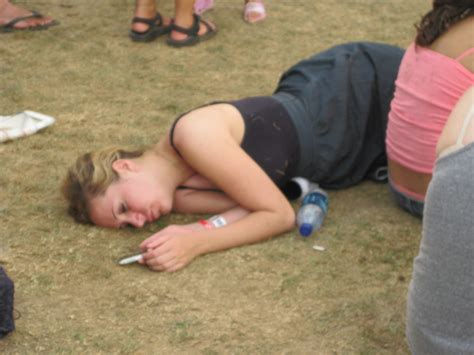 Funny Drunk Girls Pictures Drunk People Passed Out 1300x960