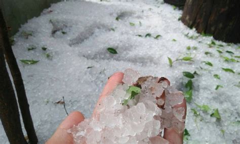 พายุฝนถล่ม ลูกเห็บกระหน่ำเมืองเชียงราย ขาวโพลนเหมือนหิมะ