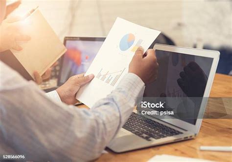 남성 손으로 작업 문서 및 랩톱 컴퓨터 노트북 S 기업 재무와 산업에 대한 스톡 사진 및 기타 이미지 기업 재무와 산업 남성 남자 Istock