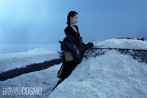 周冬雨反季雪地大片释出 穿黑色露肩裙不畏寒冷 搜狐大视野 搜狐新闻