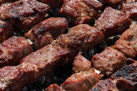 향기로운 화재 연기와 숯실 야외 그릴에 금속 꼬치에 맛있는 육즙 돼지 고기 바베큐 요리 0명에 대한 스톡 사진 및 기타 이미지 0명 고기 구이 Istock