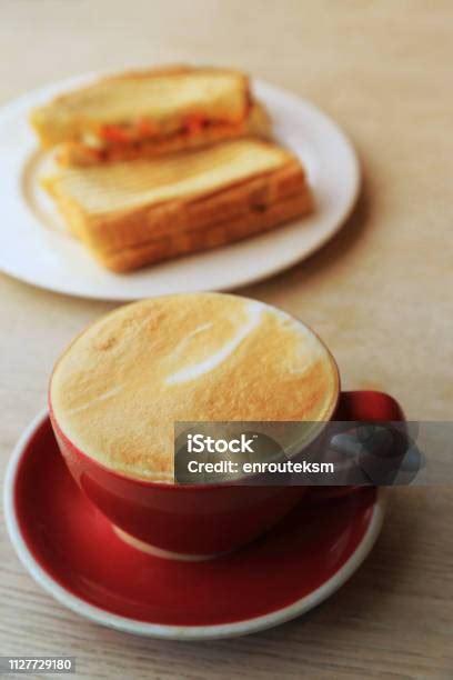 아침 식사는 소박한 나무 테이블에 빨간색 컵에 샌드위치 라 떼 커피 세트 갈색에 대한 스톡 사진 및 기타 이미지 갈색 굽기 기포 음료 Istock