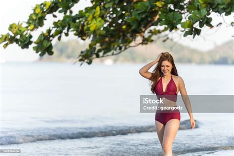태국 코 창 섬의 해변에서 걷는 수영복을 입은 행복한 여성 35 39세에 대한 스톡 사진 및 기타 이미지 35 39세 걷기