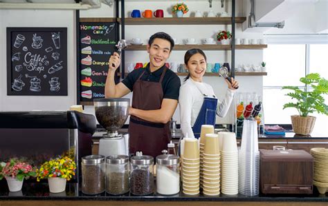 에스프레소 머신 포르타필터를 들고 있는 가게 주인과 바리스타 커피숍에서 아침 분위기 25 29세에 대한 스톡 사진 및 기타