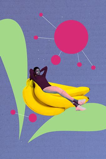 합성물 이미지 몽타주 트렌드 삽화 3d 콜라주 초현실적 인 사본 공간 젊은 아가씨 아프리카 사람 인종 앉다 편하게 하다 바나나