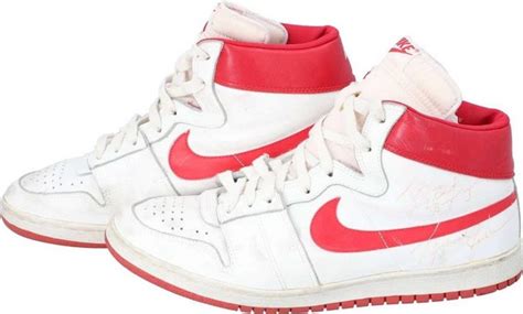 Кроссовки Майкла Джордана купленные два года назад за 1 45 миллиона долларов снова