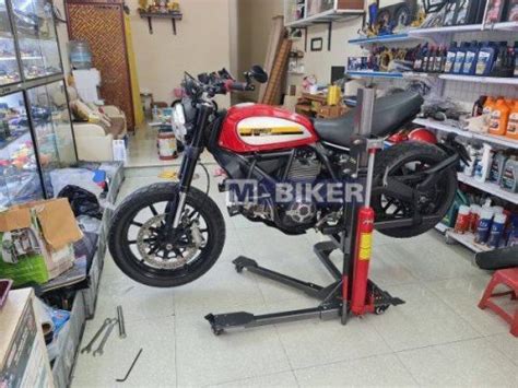 Ben N Ng Th Y L C Xe Naked V Sport M Biker