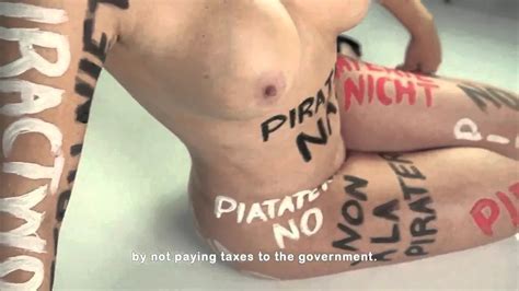 Author Naked With no Piracy Writtten All Over Her Body In PIRATARIA NÃO NO PIRACY
