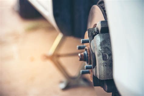 정비사 남자 자동차 서비스 수리 자동차 차고 자동차 서비스 기계 남자 공학 자동차 기계 는 자동차 수리를 고정 손을 닫습니다