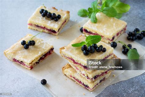 회색 돌 또는 슬레이트 배경에서 검은 건포도 열매와 수 제 쿠키 여름 파이입니다 0명에 대한 스톡 사진 및 기타 이미지 0명 갈색 배경 검은색 까치밥나무 열매