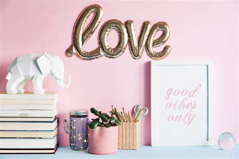 사진 프레임 코끼리 그림 책 식물 그리고 사랑 비문 모의와 세련 되 고 현대적인 책상 핑크 배경 벽입니다 사랑 스러운 디자인과 공간입니다 Diy에 대한 스톡 사진 및 기타