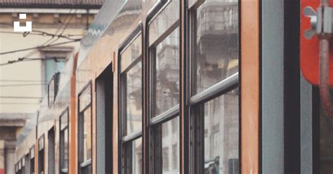 기차역에 기차가 주차되어 있습니다 사진 Unsplash의 무료 기차 이미지