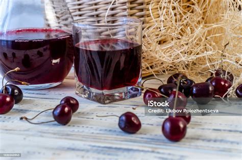 나무 테이블에 체리와 체리 주스 또는 와인 디켄터와 주스와 유리 체리바구니 Alcoholics Anonymous에 대한 스톡