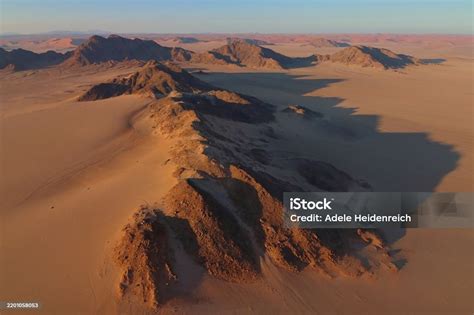 나미비아 나미브 사막의 험준한 산등성이와 광활한 모래 언덕의 공중 전망 해가 뜰 때 열기구에서 포착한 사진 사막 풍경을 가로지르는 긴 그림자 0명에 대한 스톡 사진 및 기타