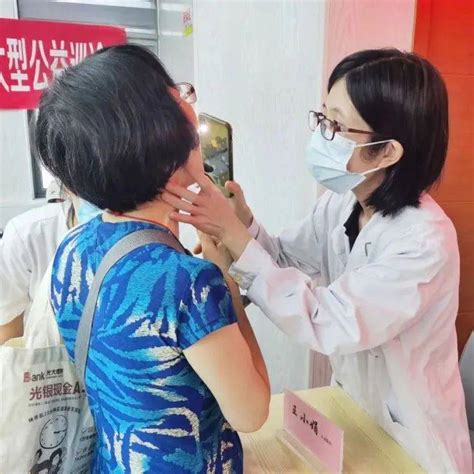公益巡诊 东街站义诊，金秋送健康活动服务群众