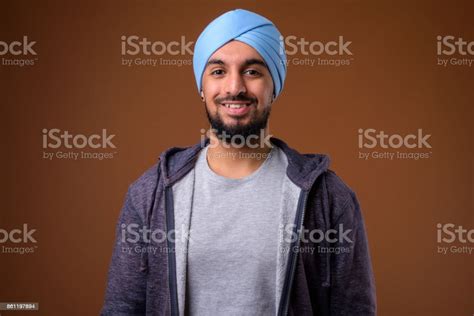배경색에 대 한 블루 터 번 캐주얼 의류를 입고 젊은 수염된 인도 남자의 스튜디오 샷 남자에 대한 스톡 사진 및 기타 이미지 남자 사람들 시크교 Istock
