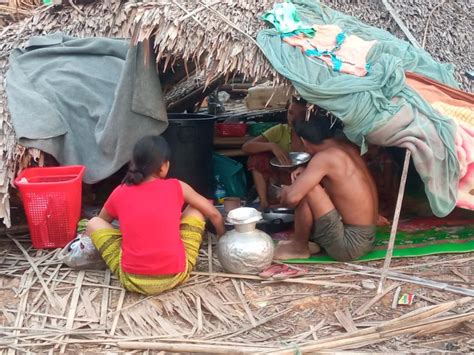 မုန်တိုင်းကြောင့် အဆောင်အားလုံး ပျက်စီးသွားသည့် စစ်ရှောင်စခန်း စားနပ