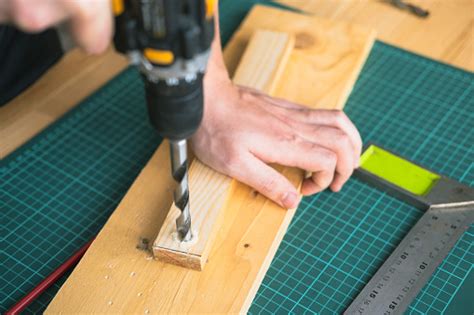 나무에 금속 드릴로 나무에 구멍을 뚫고 공예와 목공의 주제 Diy에 대한 스톡 사진 및 기타 이미지 Diy 가구 개념 Istock