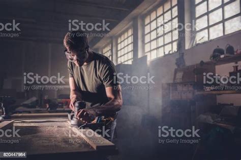 남성 목수 목공 워크숍에서 나무의 조각에서 샌 더를 사용 하 여 전기사포에 대한 스톡 사진 및 기타 이미지 전기사포 가구 목수 Istock