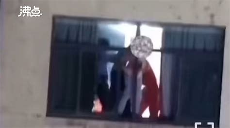 浙江台州一女主播唱歌被骂难听欲跳楼轻生 救援人员一脚踢开房门将其救下手机新浪网