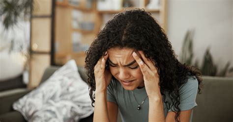 여성 편두통 및 스트레스 가정에서의 두통 실업 문제로 압박감과 좌절 고통 사람 번아웃 거실에서의 결정에 대한 후회 정신 건강 실직에 대한 분노 25 29세에 대한 스톡 사진