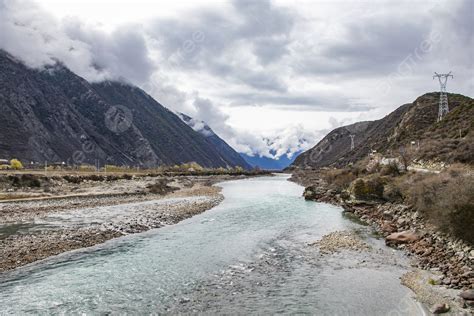 산 아래 맑은 강의 사진 배경 산 강물 구름 배경 일러스트 및 사진 무료 다운로드 Pngtree