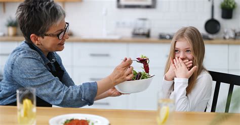 한 여자가 맛있는 신선한 샐러드를 먹으라고 아이를 제안합니다 건강하고 다양한 식단 개념의 필요성 먹이기에 대한 스톡 사진 및 기타 이미지 Istock