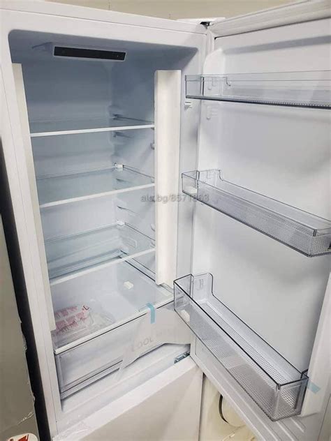 Чисто нов хладилник с фризер Hoover Хладилник Hoover Бял Хладилници Фризери Карлово М