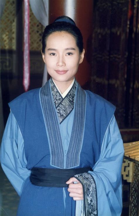 59歲「最美許仙」滿頭白髮現身 眾人驚訝這是她？ 娛樂即時 娛樂 世界新聞網