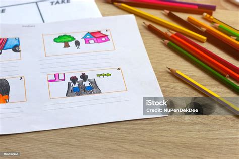 연필 창조적 인 스케치 만화와 스토리 보드 그리기 스토리보드는 영화 인터랙티브 미디어를 미리 시각화하기 위한 목적으로 순서대로