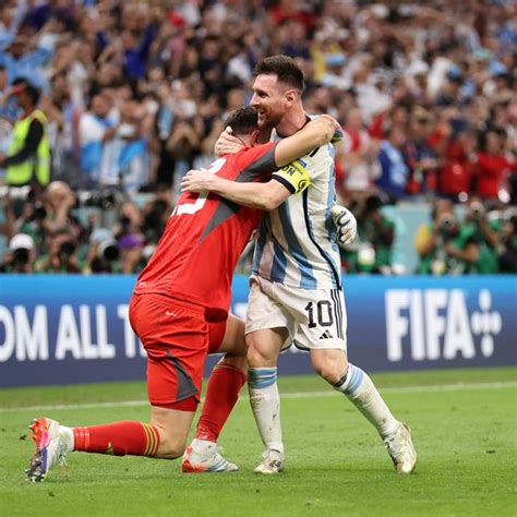 Lionel Messi Y Dibu Martínez Fueron Nominados Para El Equipo Ideal De