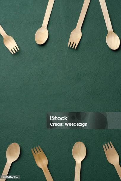 플라스틱 프리 세트 대나무 숟가락과 짙은 녹색 배경에 포크 폐기물 일회용 주방 용품 제로 0명에 대한 스톡 사진 및 기타 이미지 0명 갈색 개념 Istock