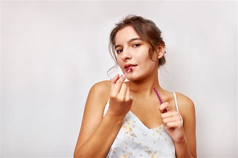 아름다운 소녀는 빨간 립스틱을 사용합니다 화장품의 선택 및 사용 20 24세에 대한 스톡 사진 및 기타 이미지 20 24세 갈색 머리 관능 Istock