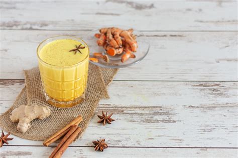 계피와 다른 향기로운 향신료와 황금 심황 우유 건강하고 향기로운 해독 음료 한방 의학 항 염증 치료 가루로 빻은에 대한 스톡 사진 및 기타 이미지 Istock