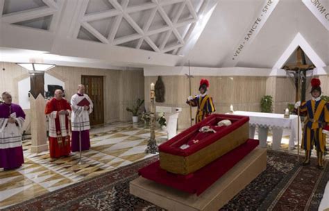 Објавени првите фотографии од телото на папата Франциск Сител Телевизија