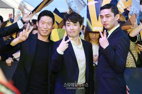 [s포토 ] 유해진 류승완감독 유아인 우리가 베테랑들 베테랑 V레드카펫 쇼케이스 스타데일리뉴스