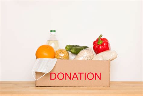 다양한 음식과 기부 상자 기름 통조림 식품 시리얼 및 파스타와 오픈 골판지 상자 공간을 복사합니다 상자의 비문은 기부입니다 개체