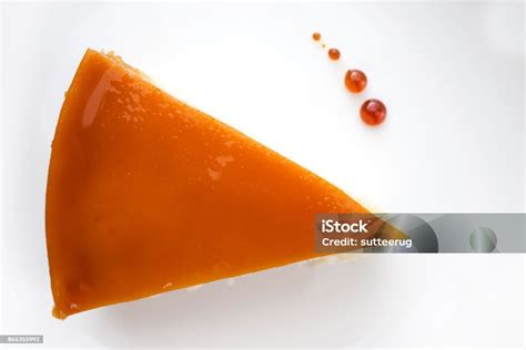 흰색 접시에 카라멜 커스터드 케이크입니다 달 콤 하 고 촉촉한 디저트 케이크 한 조각 썰어 최고의 볼 수 있습니다 캐러멜에 대한 스톡 사진 및 기타 이미지 Istock